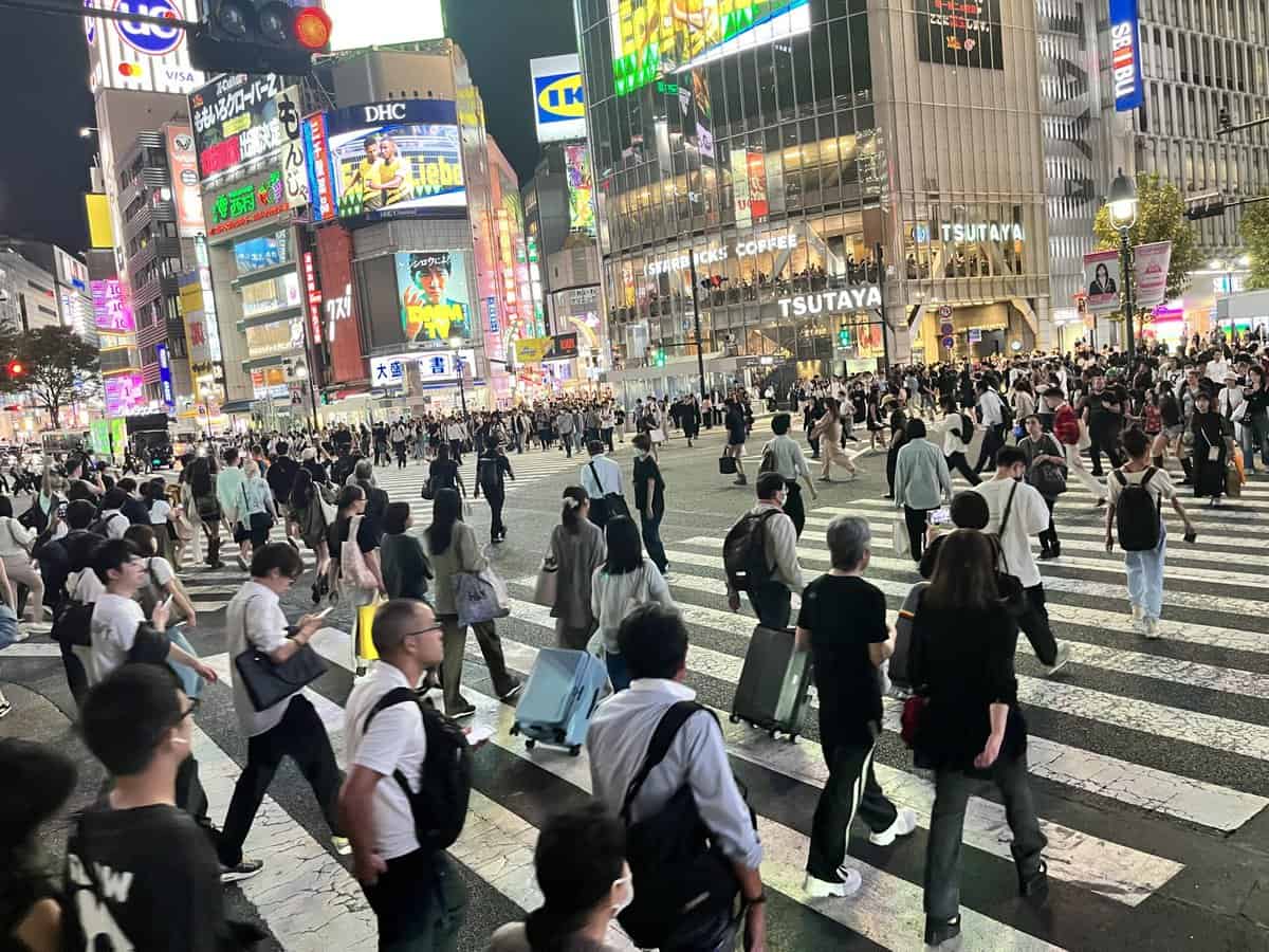 Explore the Thrilling Shibuya Crossing: Tokyo's Urban Spectacle