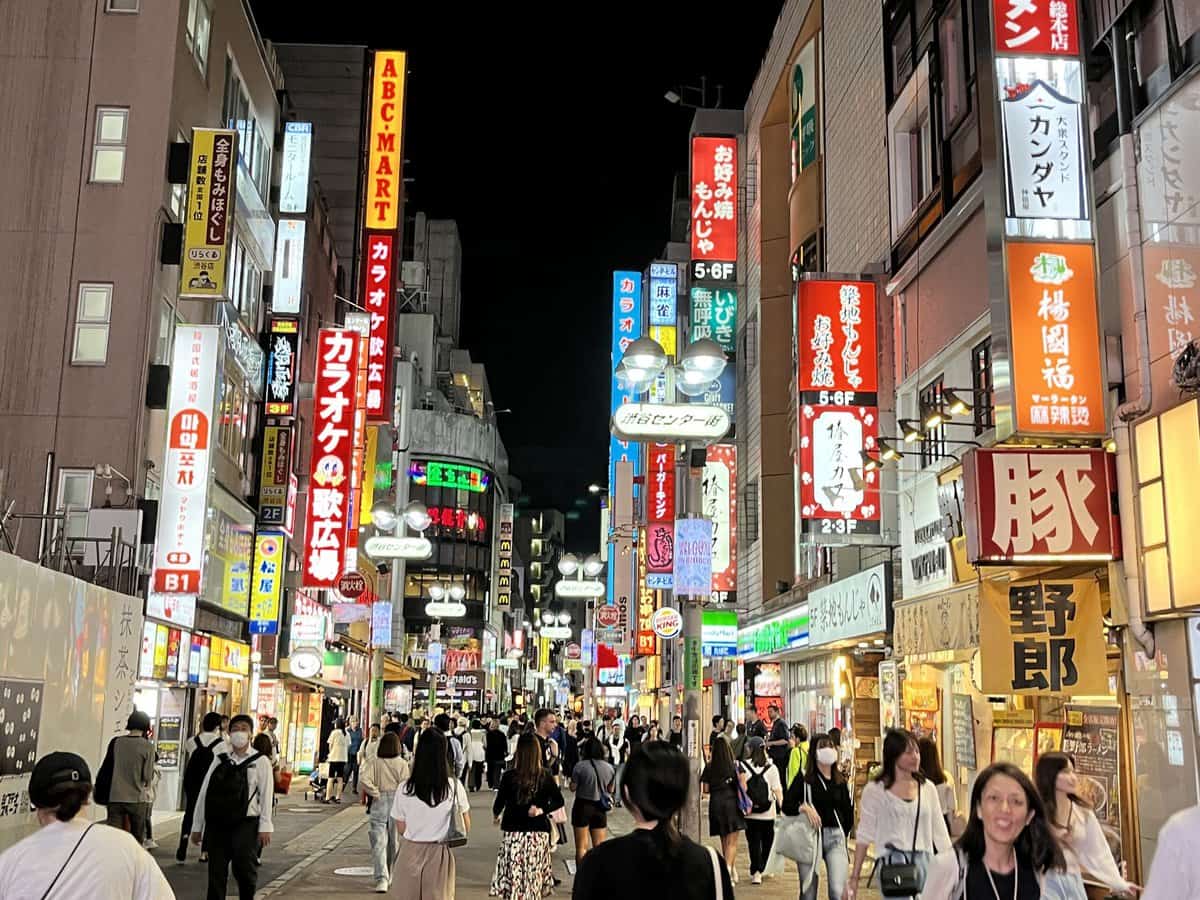 Explore the Thrilling Shibuya Crossing: Tokyo's Urban Spectacle